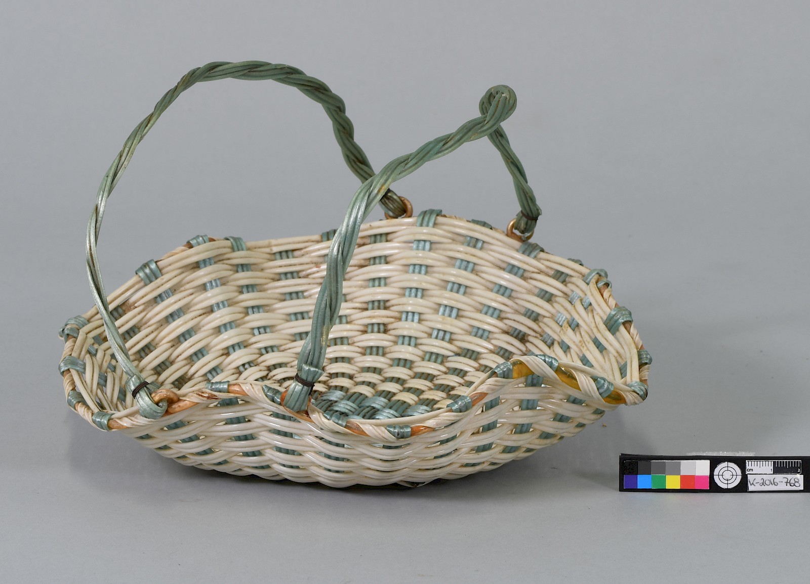 Flechtkorb | Deutsches Kunststoff Museum