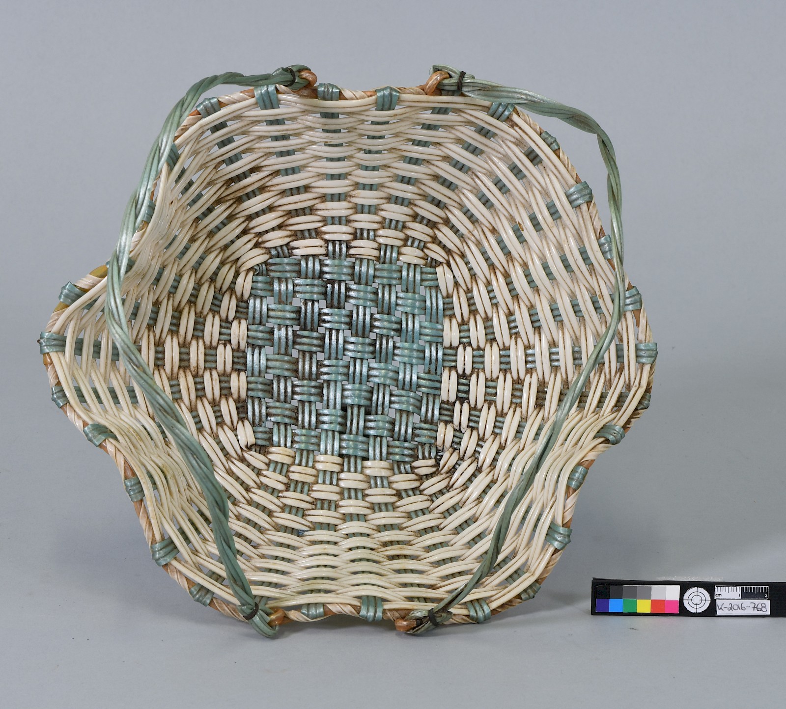 Flechtkorb | Deutsches Kunststoff Museum