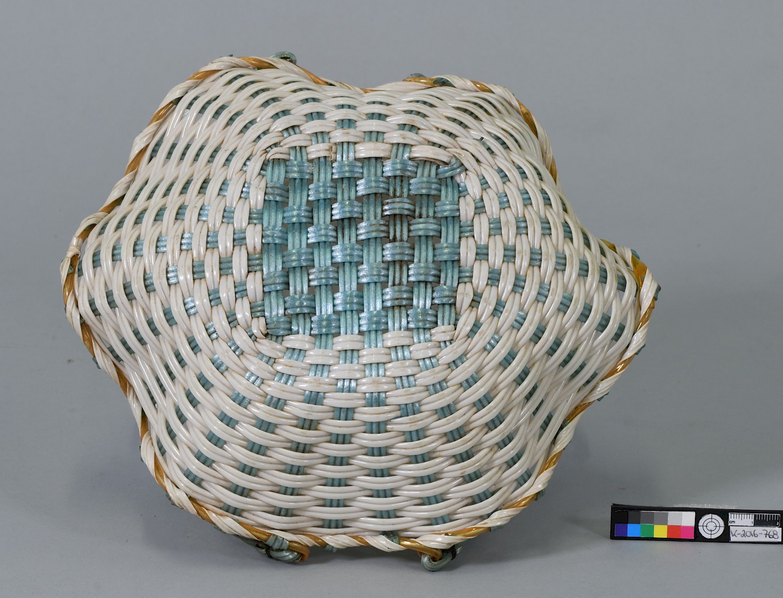 Flechtkorb | Deutsches Kunststoff Museum